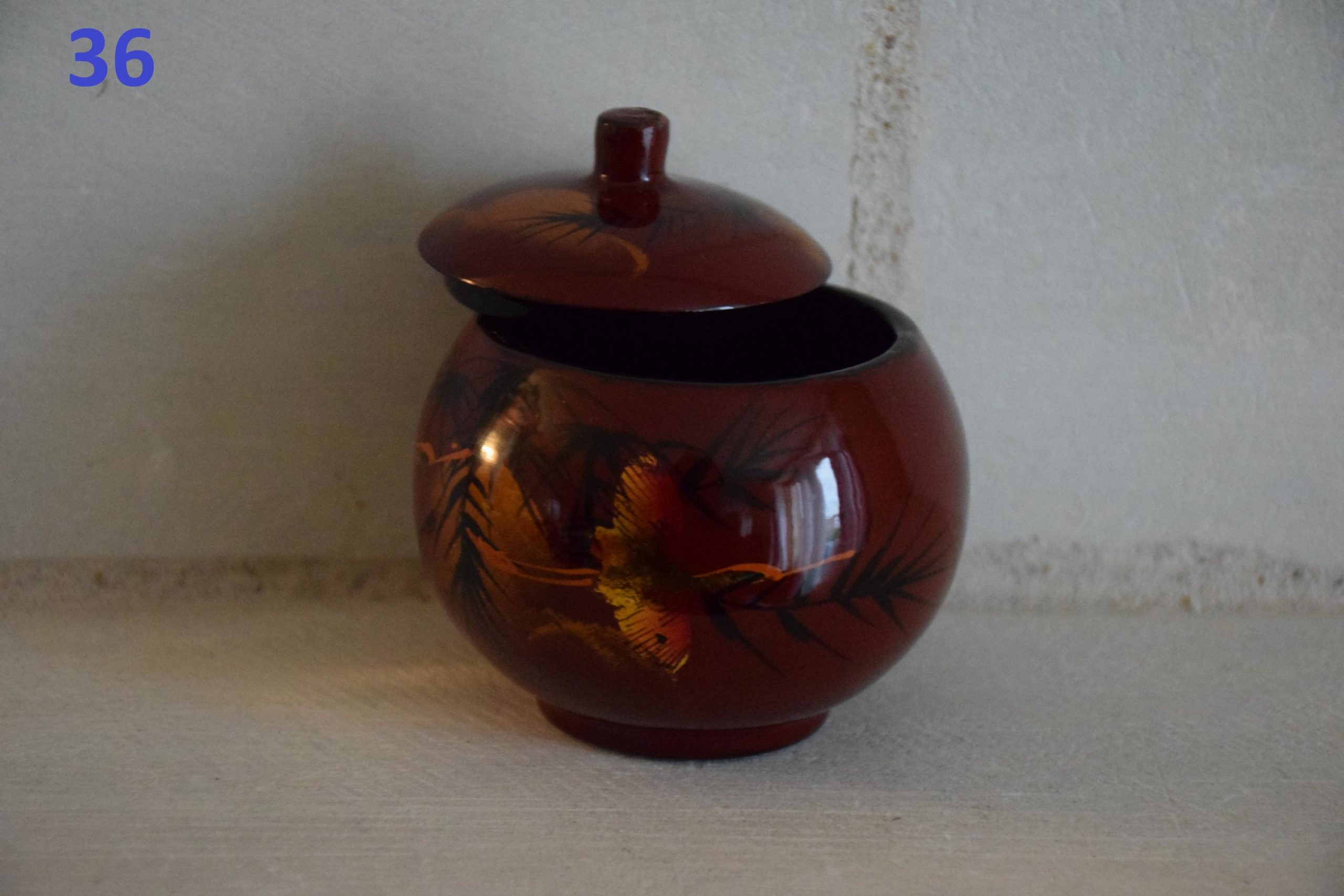 36. Boite laqu‚e marron - Pousse-Pousse